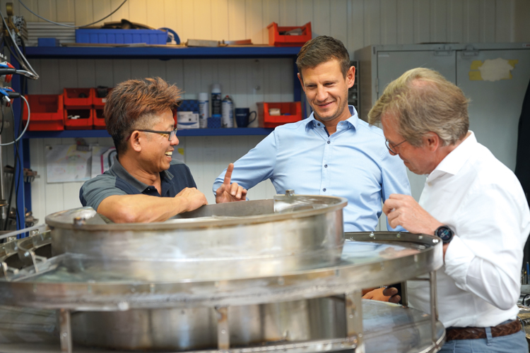 Flat caps, tethered caps, sports caps and complex cap systems