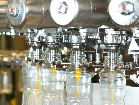 Krones' FlexiFruit pre-dosing system: Hot-filling in a twin-flow concept